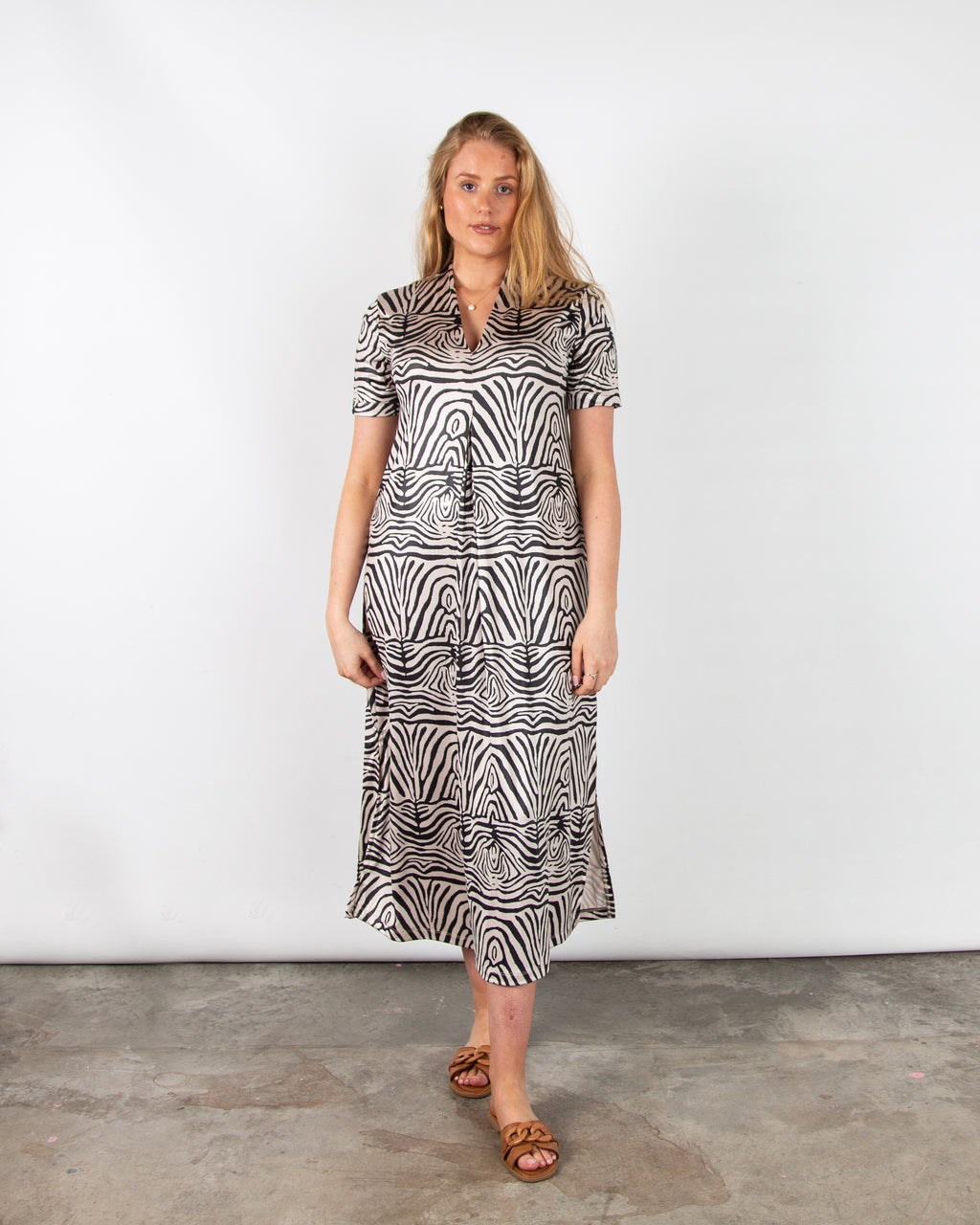 Tinta Style Tropea Zebra Print V Neck Maxi Dress With Single Pleat Bla ...